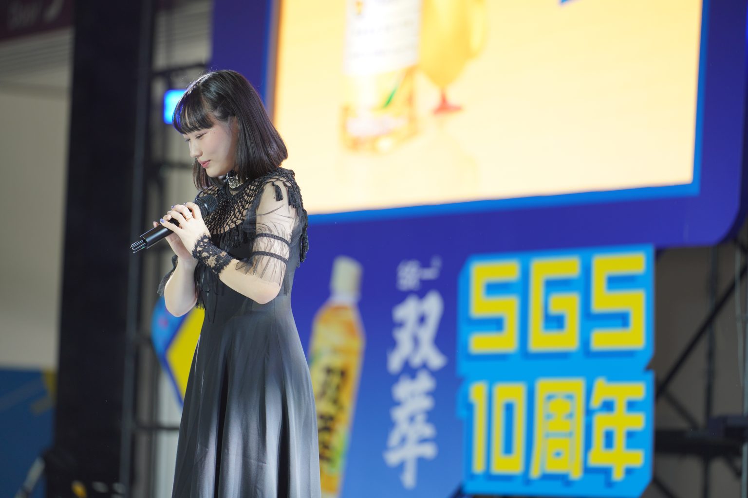 专访安月名莉子：就像莉可等人一样，在这段不知何时才能结束的旅途中，仍想满怀憧憬地继续歌唱。 | ANICOGA